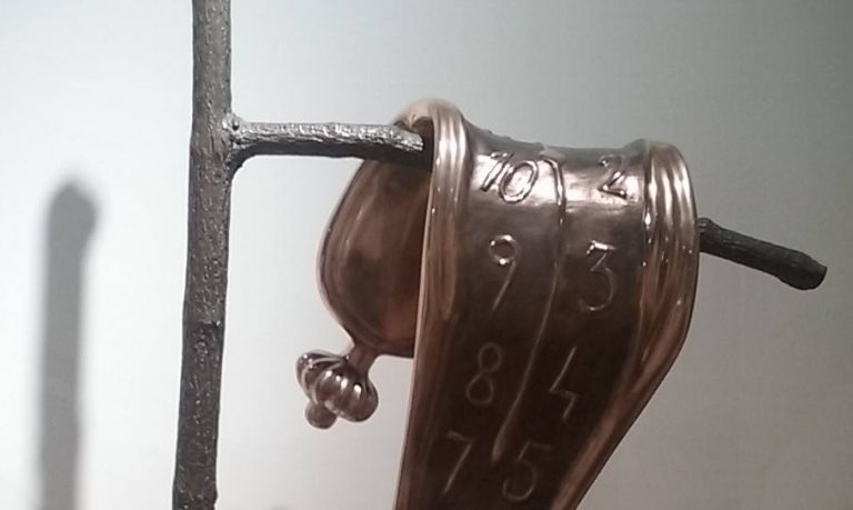 Sculpture de montre molle de l’artiste interplanétaire Salvador Dali ...